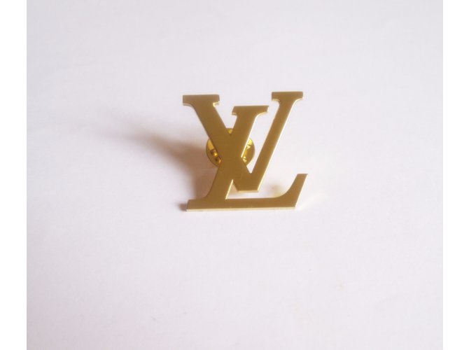 Louis Vuitton Pins & brooches Golden Metal ref.43246 - Joli Closet