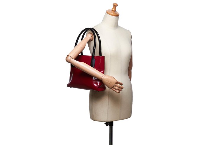 Sac à bandoulière en cuir verni rouge Prada Cuir vernis Noir ref.141338 ...
