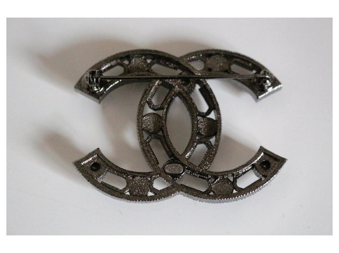 Coco Crush Chanel Broche CC Métal Gris anthracite ref.153564 - Joli Closet