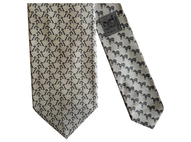 Hermès Cravate Origami Horse Twillbi Soie Gris ref.243534 - Joli Closet