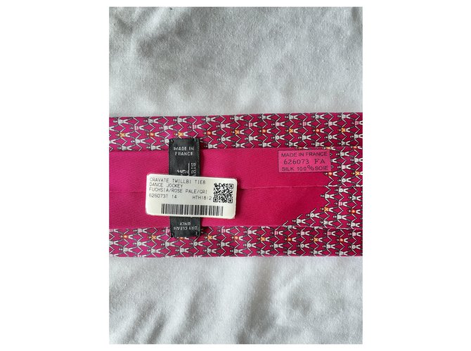 Hermès Cravate twillbi Dance Jockey Soie Fuschia ref.244442 - Joli Closet