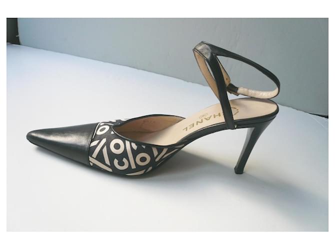 CHANEL Bi-material pumps in leather and Coco T monogram fabric37,5 IT ...