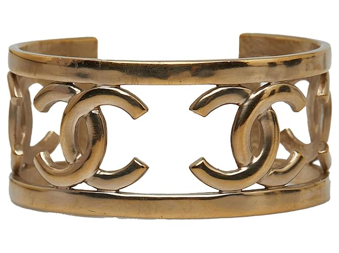 Chanel Gold CC Logo Cuff Golden Metal Gold-plated ref.1039589 - Joli Closet