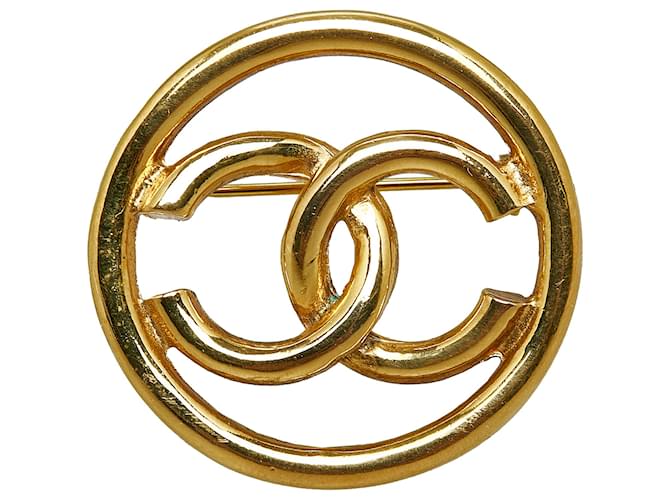Chanel Gold CC Brooch Golden Metal Gold-plated ref.1138126 - Joli Closet