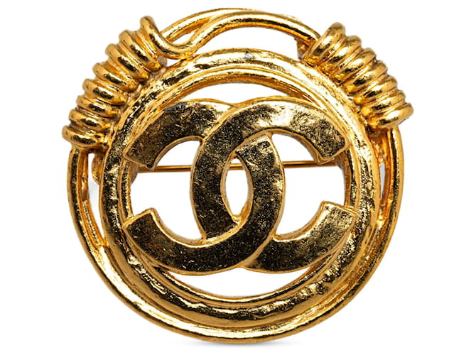 Chanel Gold CC Brooch Golden Metal Gold-plated ref.1314097 - Joli Closet