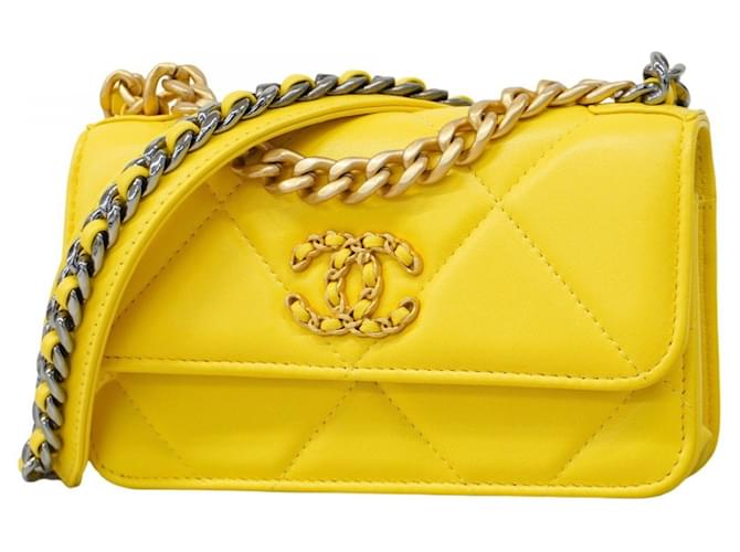Chanel Chanel 19 Yellow Leather ref.2460116 - Joli Closet