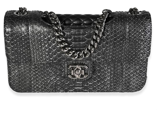 Sac à rabat Pondichéry en python noir Chanel ref.614700 - Joli Closet