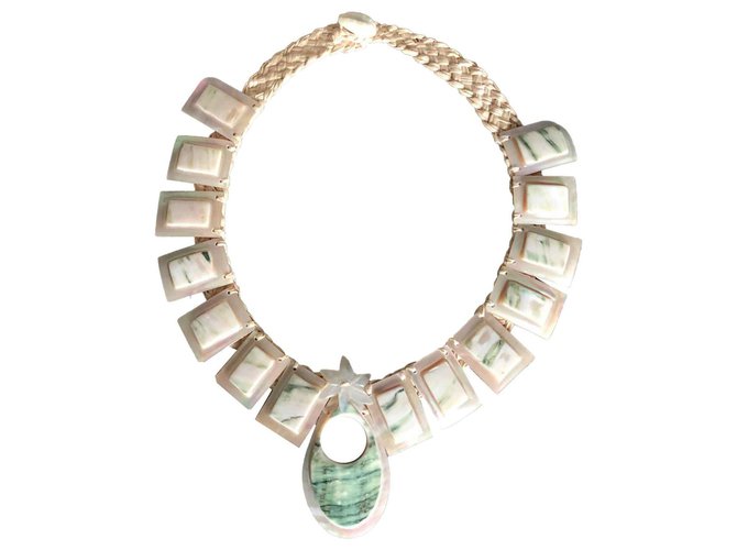 Autre Marque Polynesian mother-of-pearl necklace on pandanus plant ...