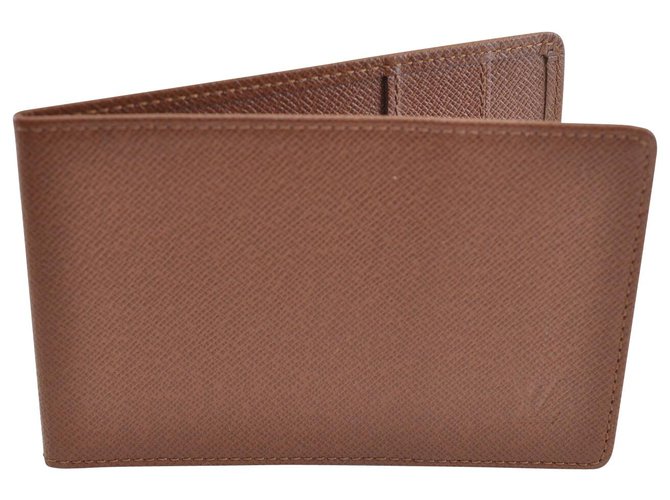 Louis Vuitton Taiga Bill Case Brown Leather ref.123684 - Joli Closet