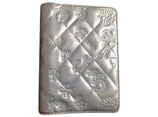 Chanel Notebook Cover Silvery Leather ref.153035 - Joli Closet