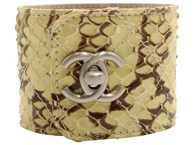 Chanel Manchette en python crème et marron à diamants Cuir Chair ref ...