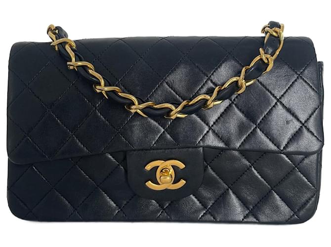 Petit sac à rabat Chanel en cuir noir ref.686018 - Joli Closet