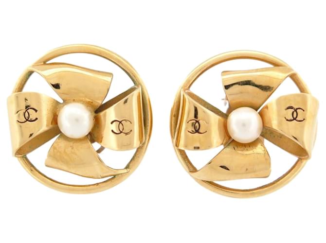 Vintage Chanel Ohrringe 1970 CABOCHON-PERLENOHRRINGE MIT SCHLEIFE UND CC-LOGO Golden Metall ref ...