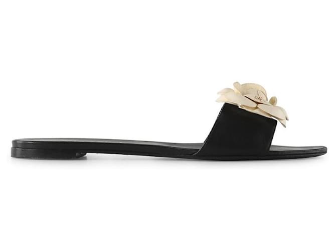 Chanel Black Leather Camellia CC Flat Slides ref.790969 - Joli Closet