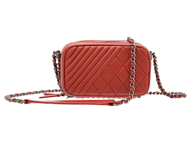 Chanel Mini sac photo Coco Boy en cuir matelassé Rouge ref.807694 ...