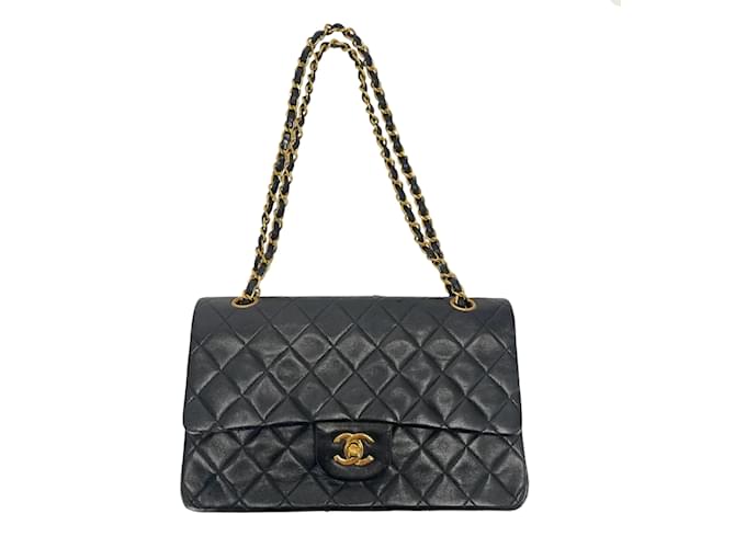 Black Leather Chanel Medium Flap Bag ref.820207 - Joli Closet