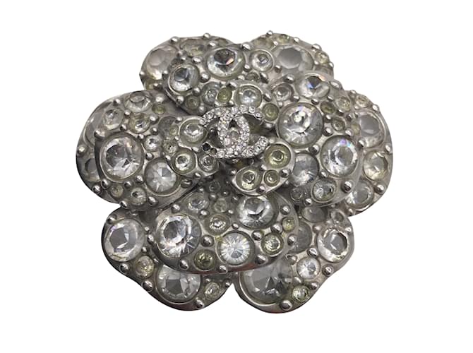 Broche Chanel Fleur de Camélia en Argent avec Strass Clouté CC Logo ...