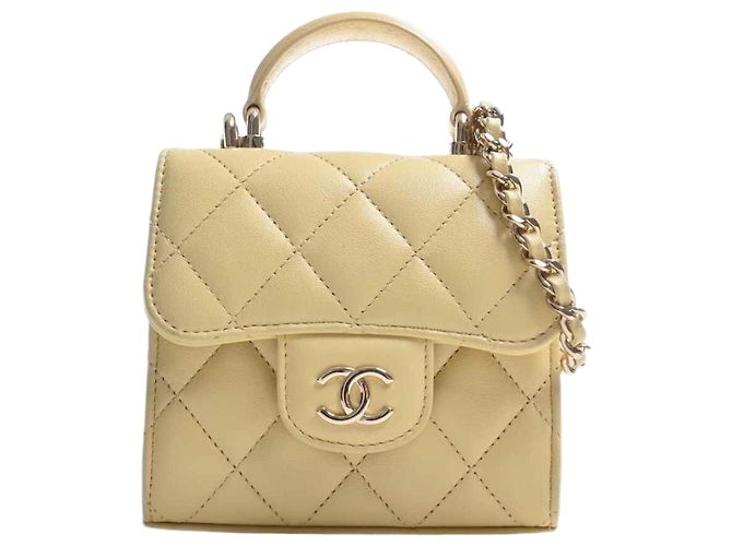 Timeless Chanel Matelassé Yellow Leather ref.1005460 - Joli Closet