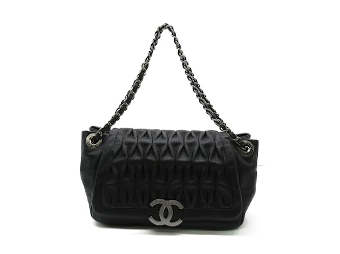 Chanel Perforé dans le sac à rabat d'air 12681525 Cuir Veau façon ...