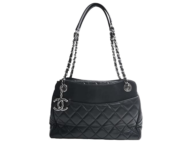 Timeless Chanel Matrasse Black Leather ref.1011397 - Joli Closet