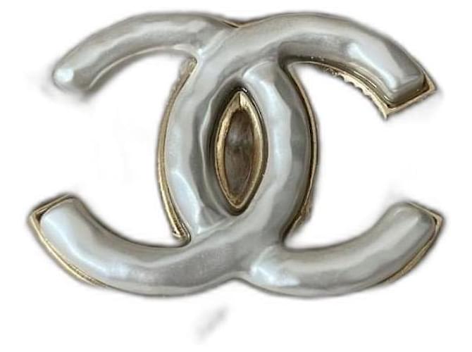 DC chanel pin (Sold) - Joli Closet