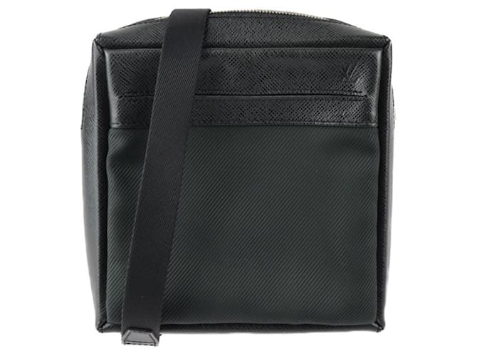 Louis Vuitton Taiga Green Cloth ref.1027202 - Joli Closet