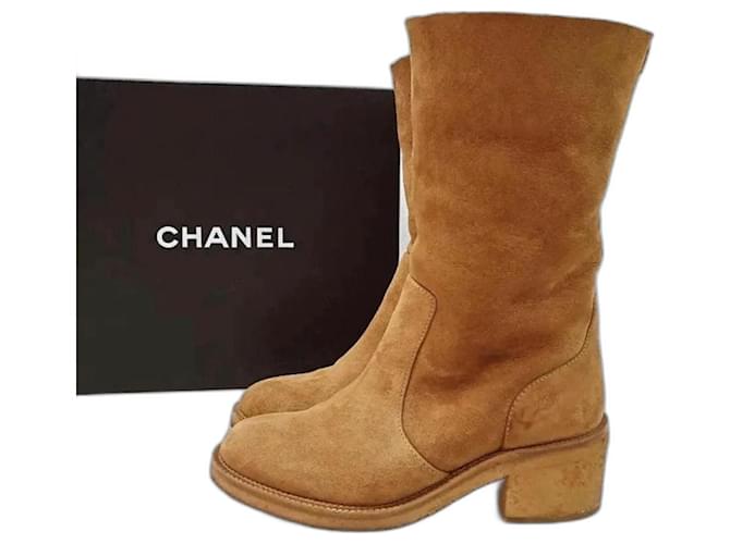 Bottes en fourrure en daim camel Chanel Suede Marron ref.1027543 - Joli ...