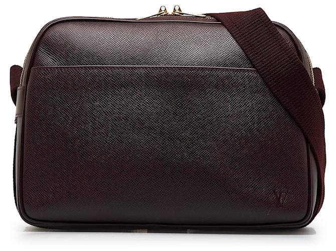 Louis Vuitton Red Taiga Reporter PM Leather ref.1083390 - Joli Closet