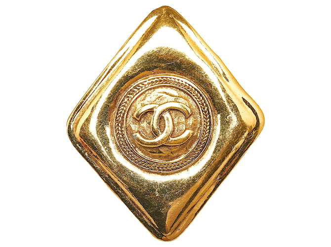 Chanel Gold CC Brooch Golden Metal Gold-plated ref.1110746 - Joli Closet