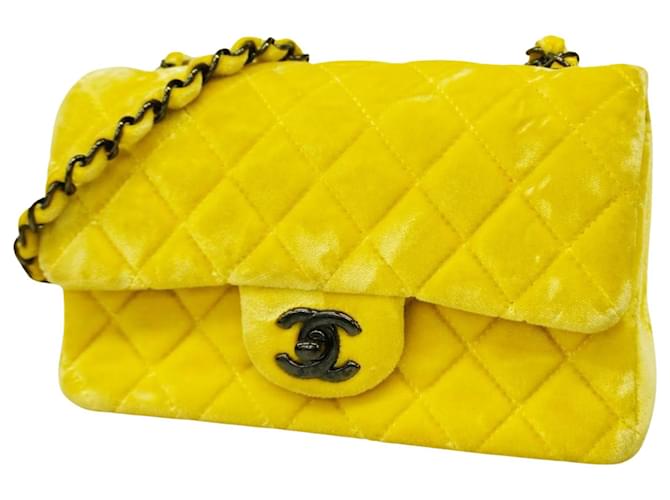 Chanel Timeless Yellow Velvet ref.1152367 - Joli Closet
