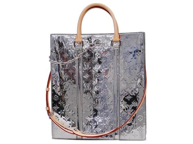 Louis Vuitton Sac plat Silvery Synthetic ref.1207438 - Joli Closet