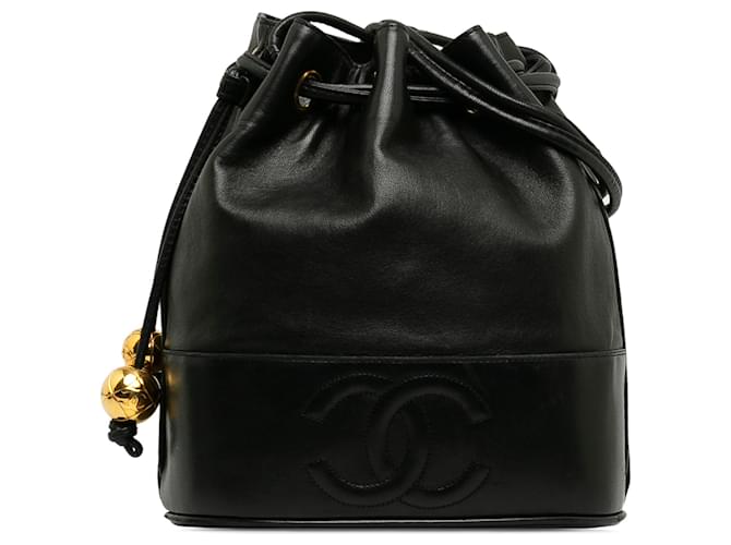 Chanel Black CC Bucket Bag Leather ref.1208807 - Joli Closet