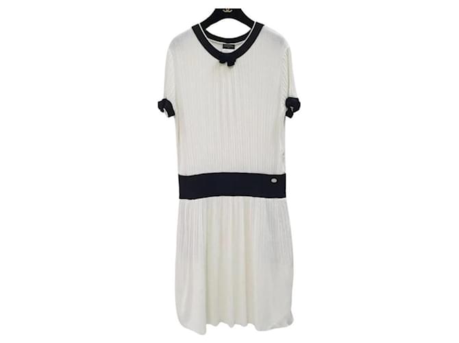 Mini-robe Chanel en tricot côtelé blanc avec bordure contrastée Viscose ...