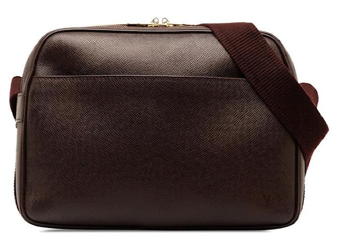 Louis Vuitton Taiga Reporter Shoulder Bag M30156 Red Leather ref ...