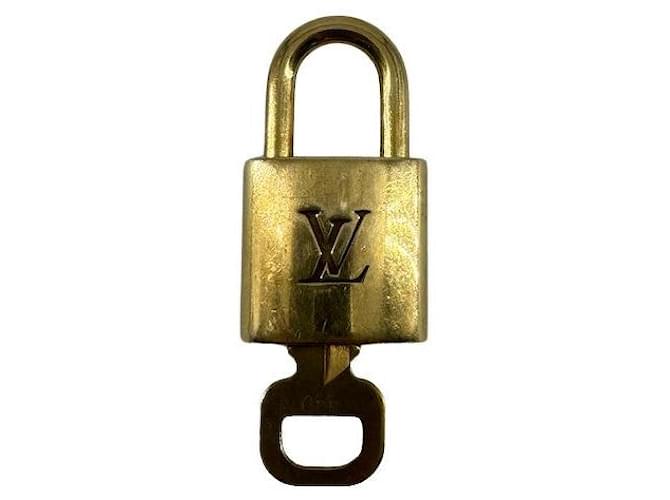 Louis Vuitton Cadenas Golden Metal ref.1368652 - Joli Closet