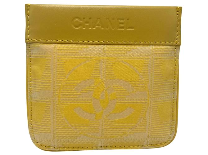 Chanel Logo CC Yellow Leather ref.1435071 - Joli Closet