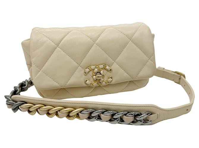 Chanel Lambskin Shoulder Bag Beige Leather ref.1543499 - Joli Closet