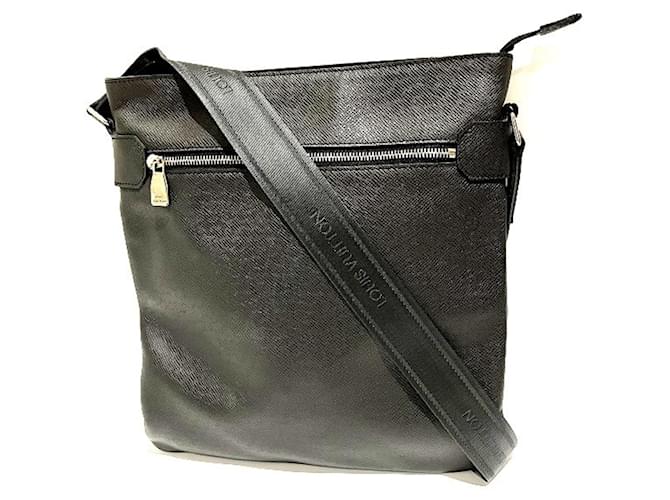 Louis Vuitton Taiga Sasha M32712 Shoulder Bag Grey Leather ref.1622678 ...