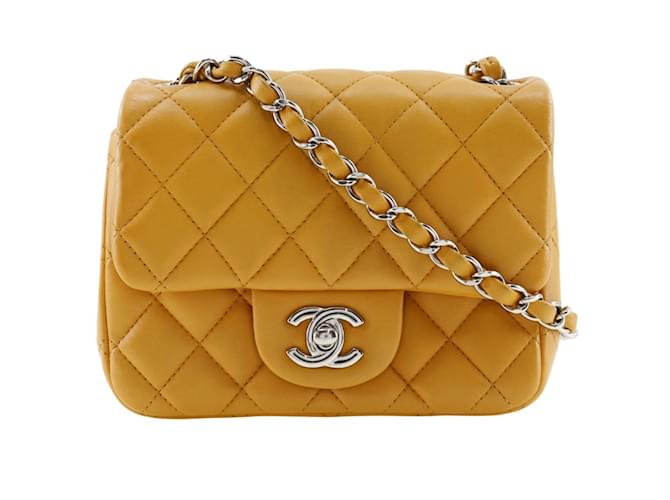Sac à épaule en agneau matelassé jaune Chanel Cuir ref.1860595 - Joli ...