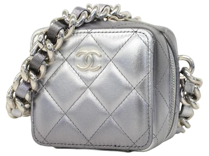 Chanel Silver Lambskin Shoulder Bag Silvery Leather ref.2051514 - Joli ...