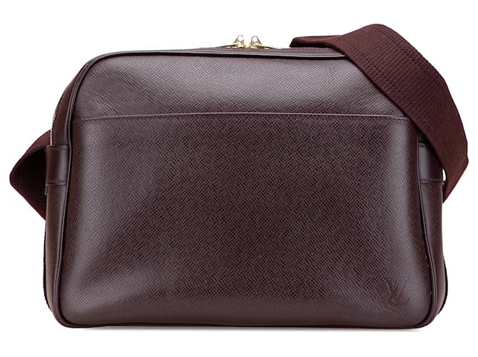 Louis Vuitton Red Taiga Reporter PM Dark red Leather ref.2359343 - Joli ...