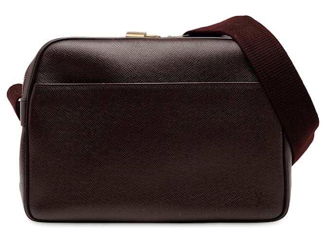 Louis Vuitton Red Taiga Reporter PM Dark red Leather ref.2554460 - Joli ...