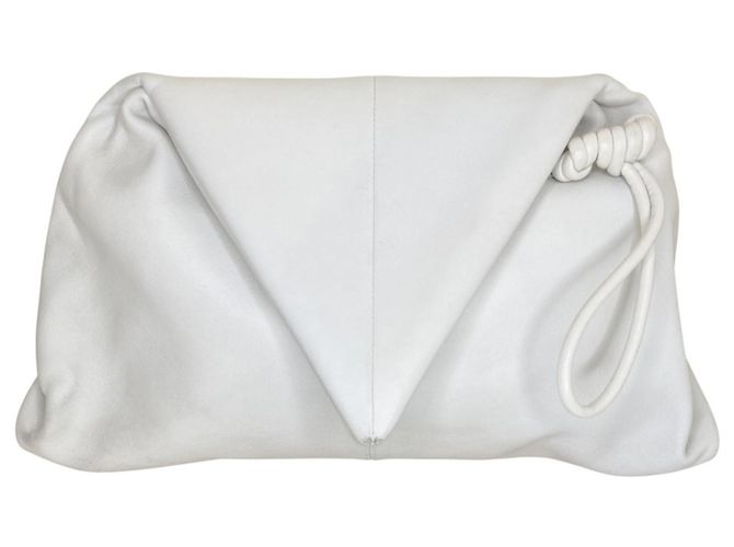 Bottega Veneta Triangle Flap Clutch Bag Eggshell ref.2754991 - Joli Closet