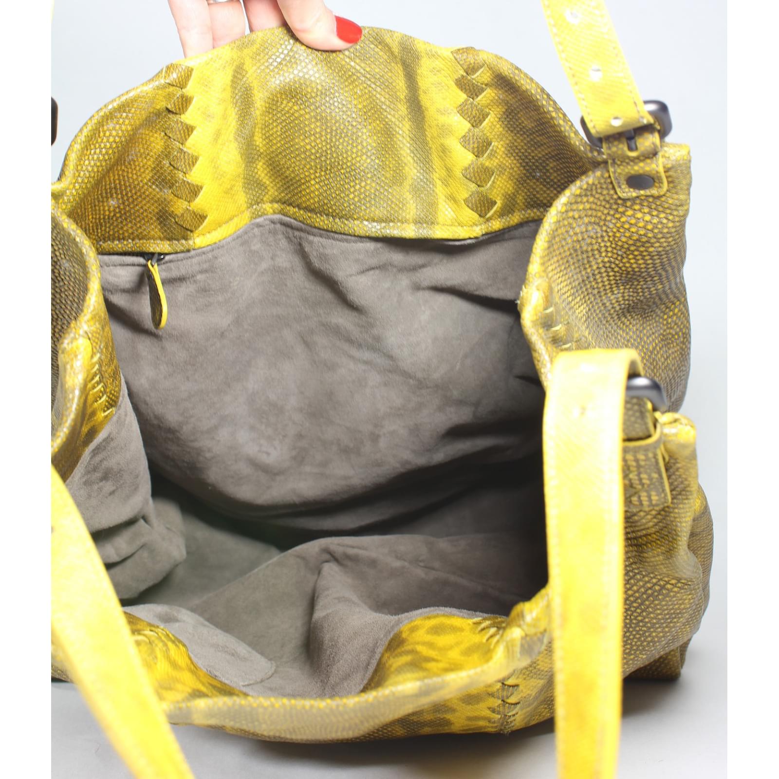 Bottega Veneta Sac à main Python Cuirs exotiques Jaune ref.11237 - Joli ...