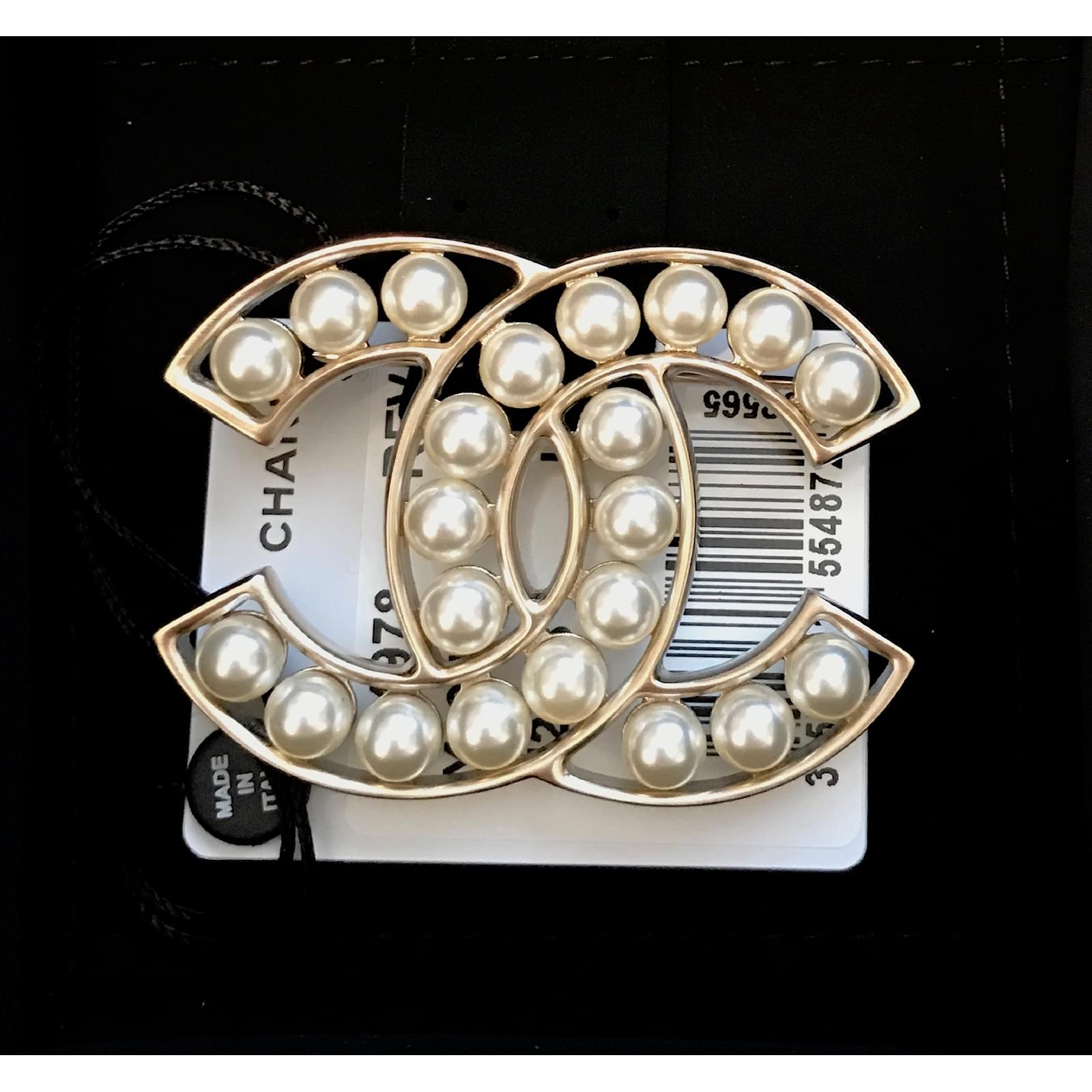 Chanel Pin & brooch Golden Metal ref.38566 - Joli Closet