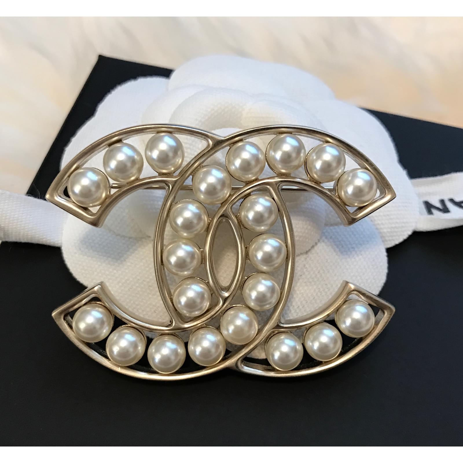 Chanel Pin & brooch Golden Metal ref.38566 - Joli Closet