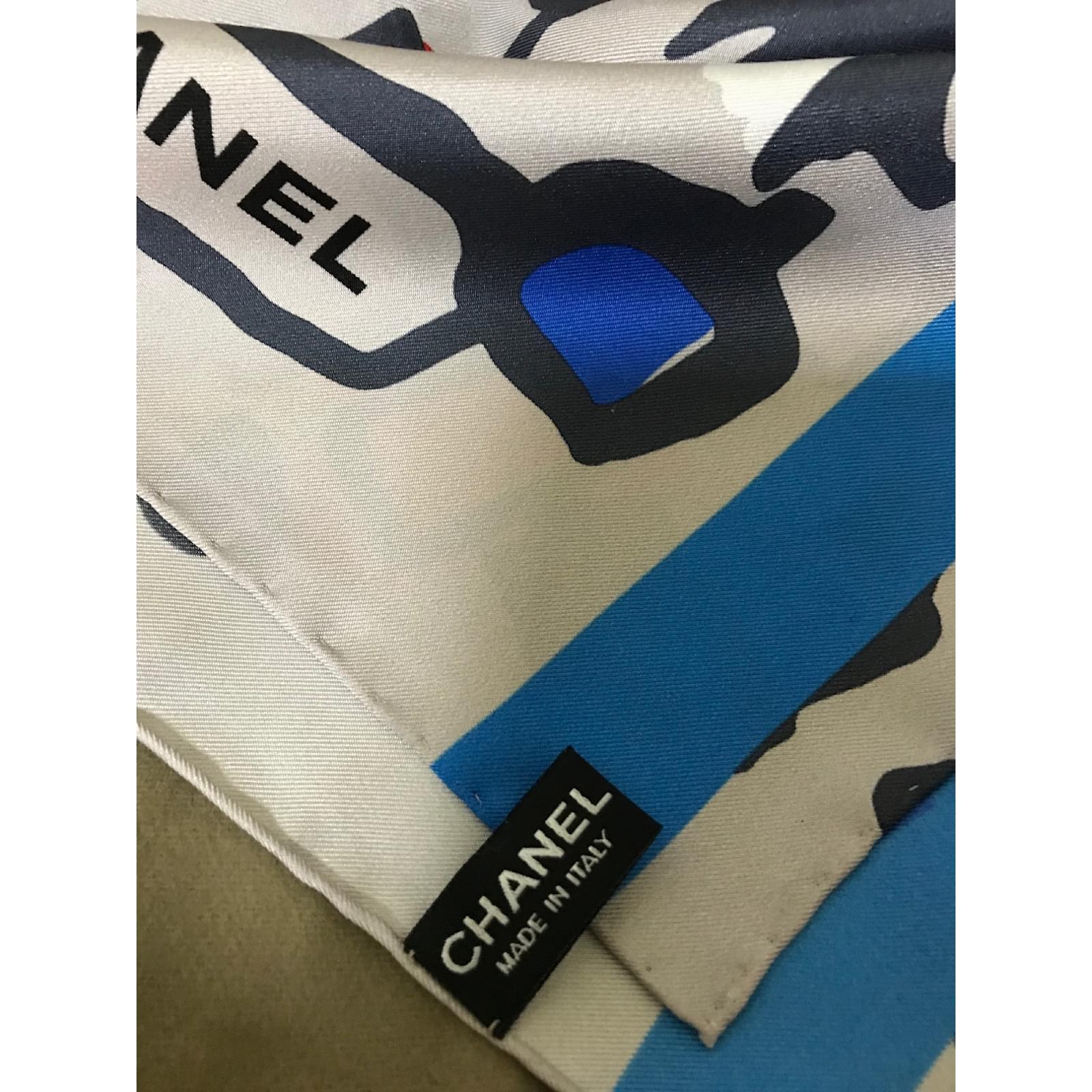 Foulard Chanel Soie Gris ref.48779 - Joli Closet