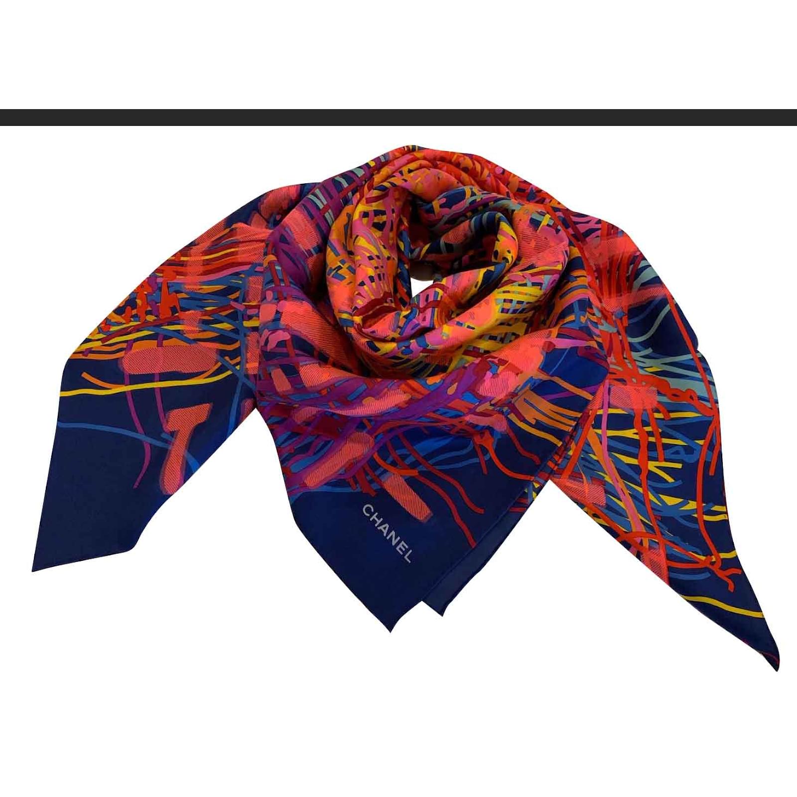FOULARD CHANEL Soie Bleu Marine ref.102901 - Joli Closet