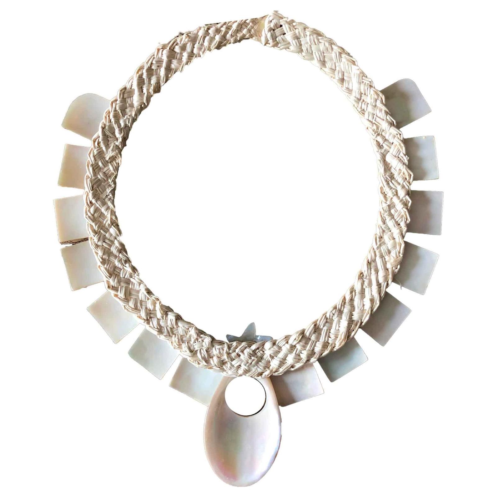 Autre Marque Polynesian mother-of-pearl necklace on pandanus plant ...