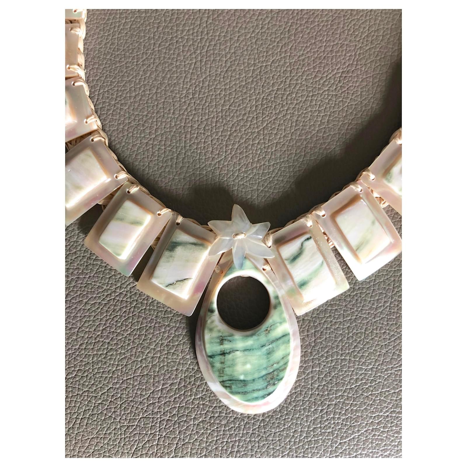 Autre Marque Polynesian mother-of-pearl necklace on pandanus plant ...